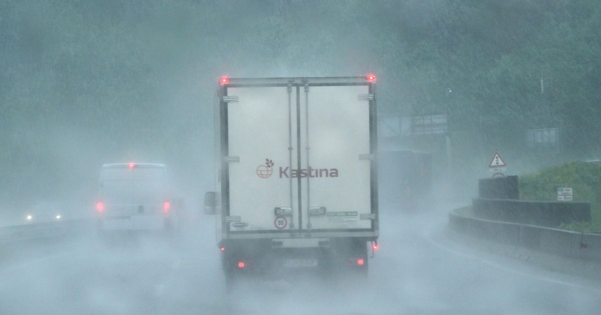 Vozniki, pozor! Promet oviran zaradi večje količine vode, nastajajo zastoji (preverite, kje ...