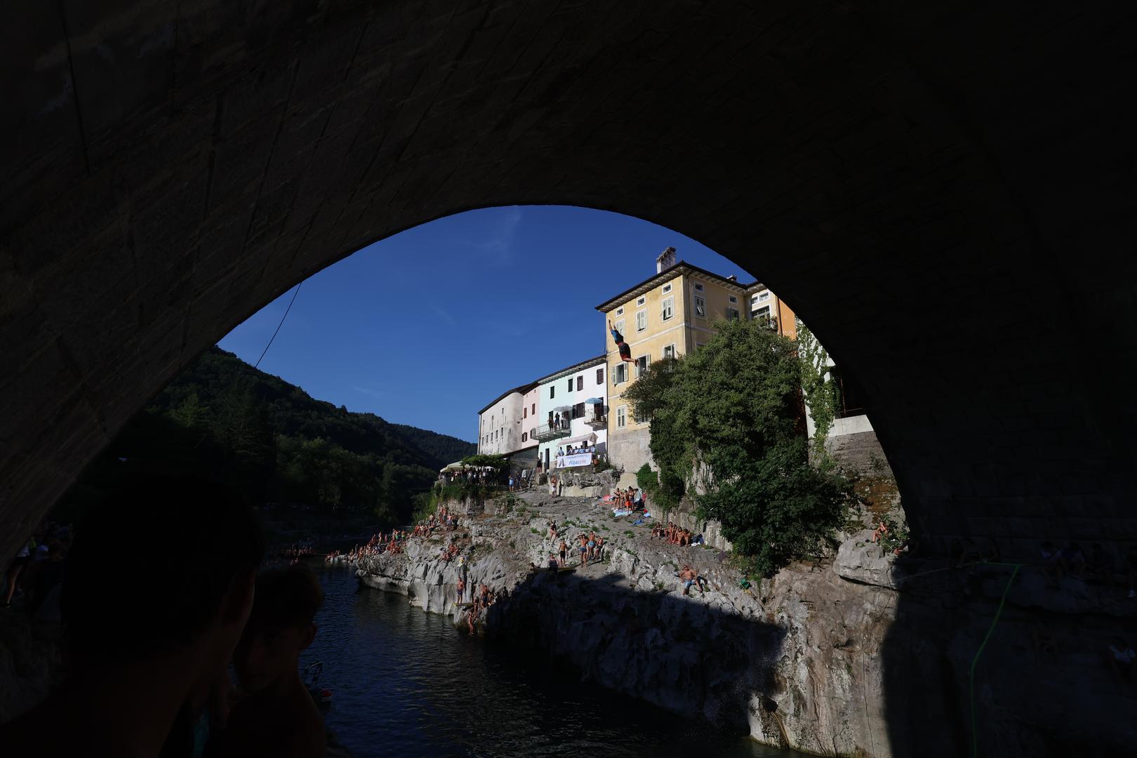 V lokalu ob železniški postaji Most na Soči ubil 25-letnika, zdaj pa ...