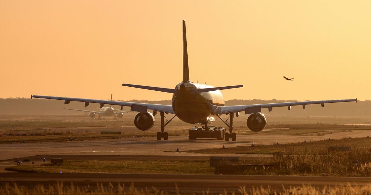 Drama na Brniku: letalo zasilno pristalo (znane prve podrobnosti ...