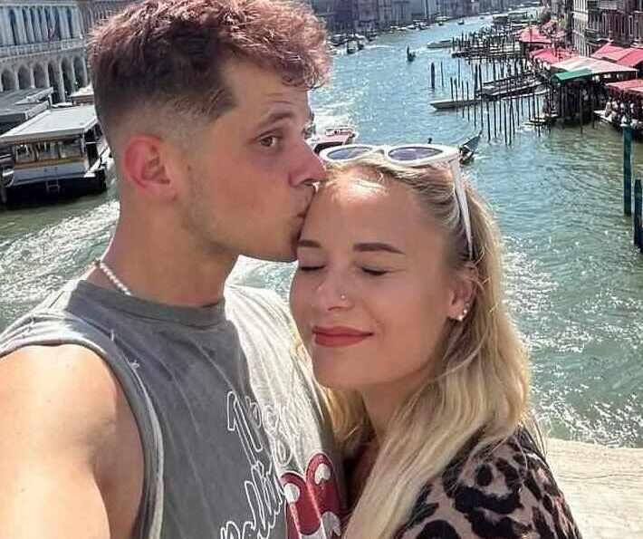 Tim ima doma dekle, v šovu pa v postelji z Nušo (Kmetija) - Metropolitan.si