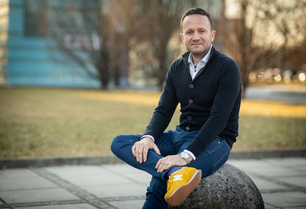 Raziskave ne lažejo: "Več je otrok na telefonu, bolj je osamljen ...