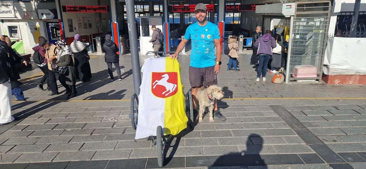 Popotnik Oliver Tič in njegova psička peš na poti okoli sveta dosegla ...