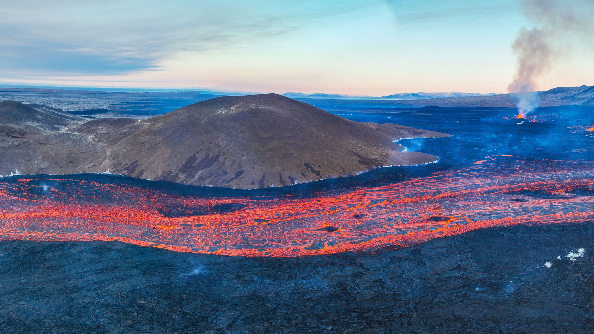Izbruh vulkana na Islandiji: lava že dneve brizga iz zemlje, spektakel ...