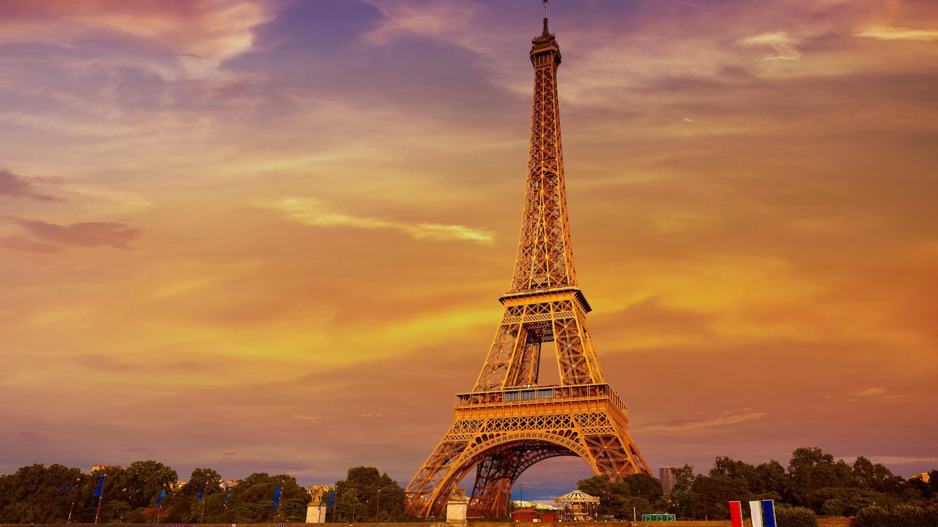 Eifflov stolp je zagorel! Evakuirali obiskovalce ikoničnega simbola ...