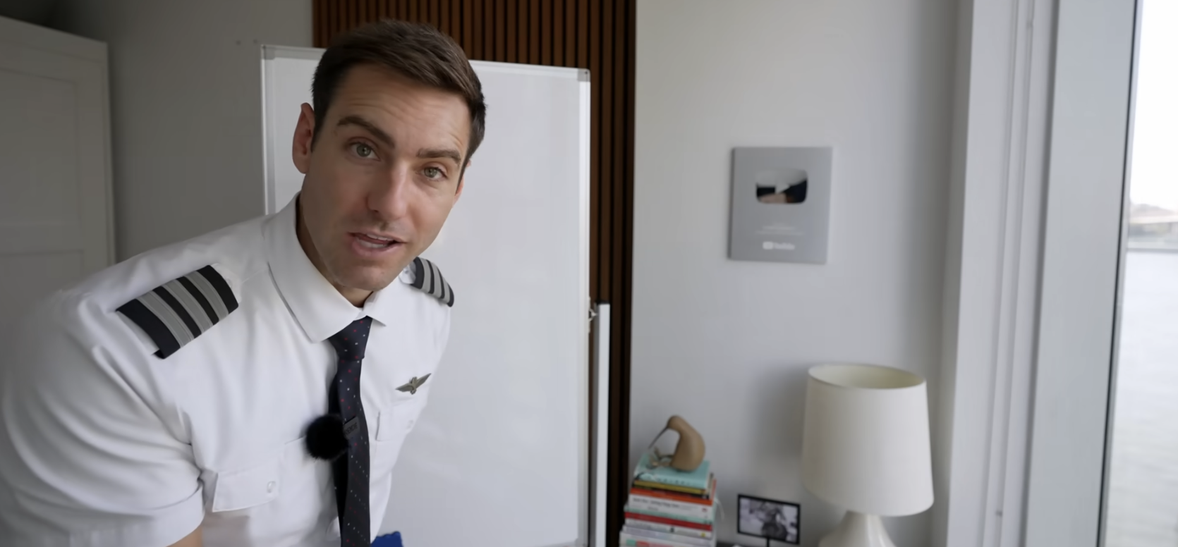 Pilot razkril, koliko zasluži, ženitne ponudbe se kar vrstijo - Zanimivosti - Metropolitan.si