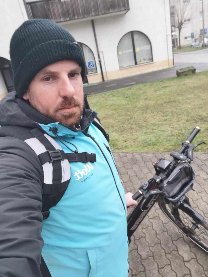 Najbolj znan slovenski pornografski igralec mora voziti za Wolt, da ...