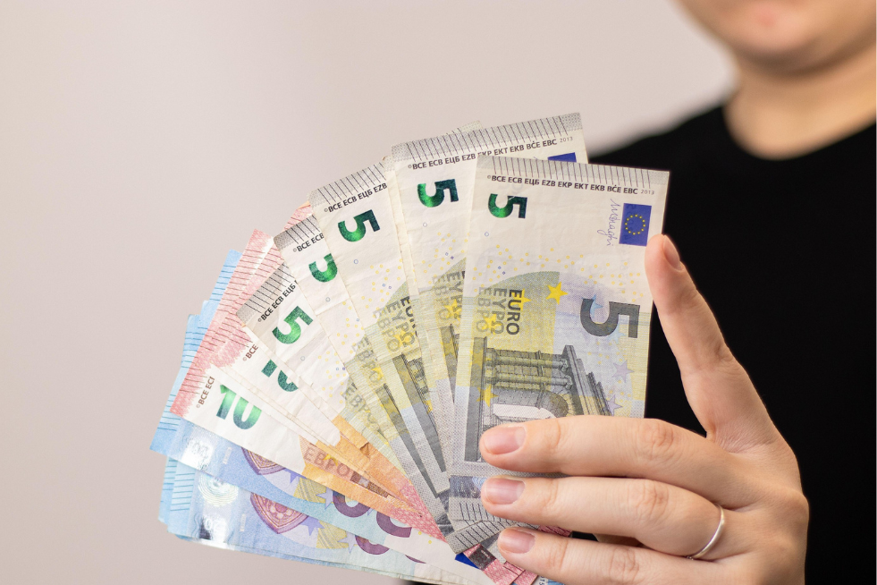 Pod posteljo je našla 700.000 evrov, vse je zapravila zgolj v letu dni ...