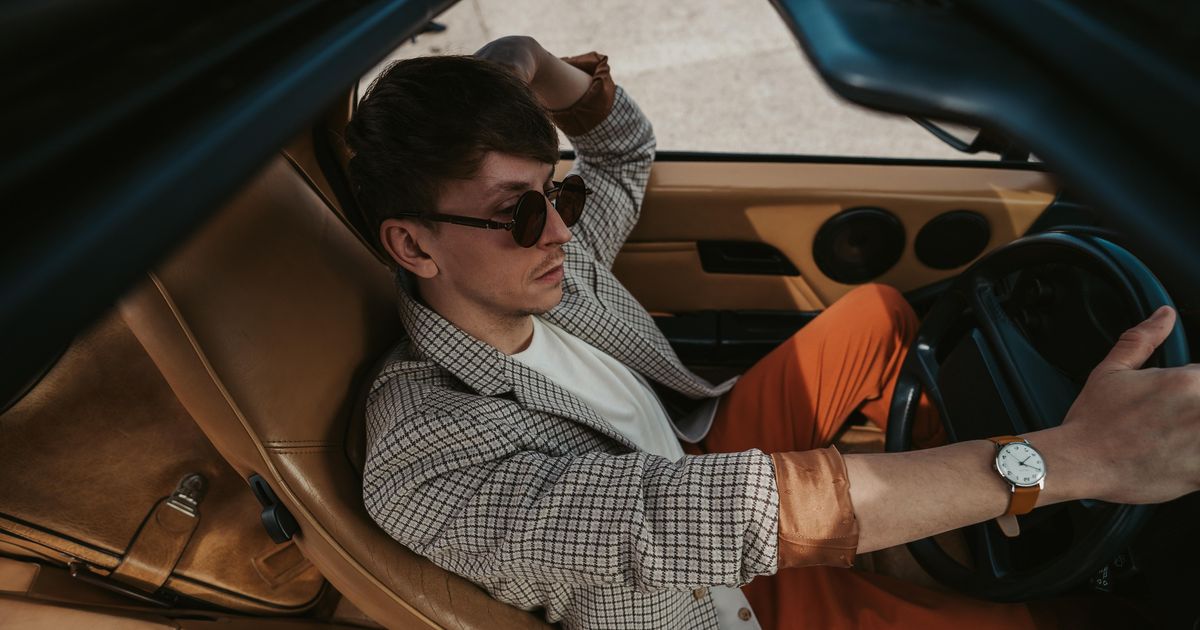 Slovenski glasbenik v starodobniku porsche 928, ki ima v videospotu ...