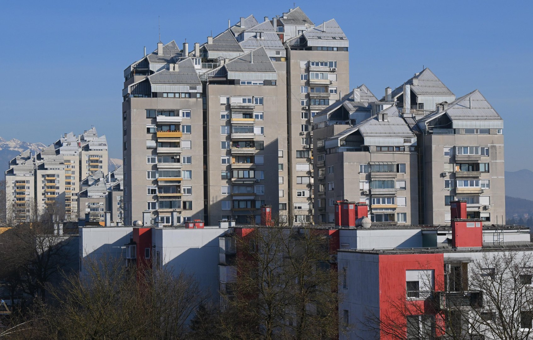 Ljubljana, mesto številnih stanovanjskih blokov — a le eden je najlepši ...