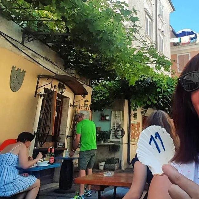 Piransko okence, kjer se zaradi ocvrtih kalamarov in rib gnetejo ...