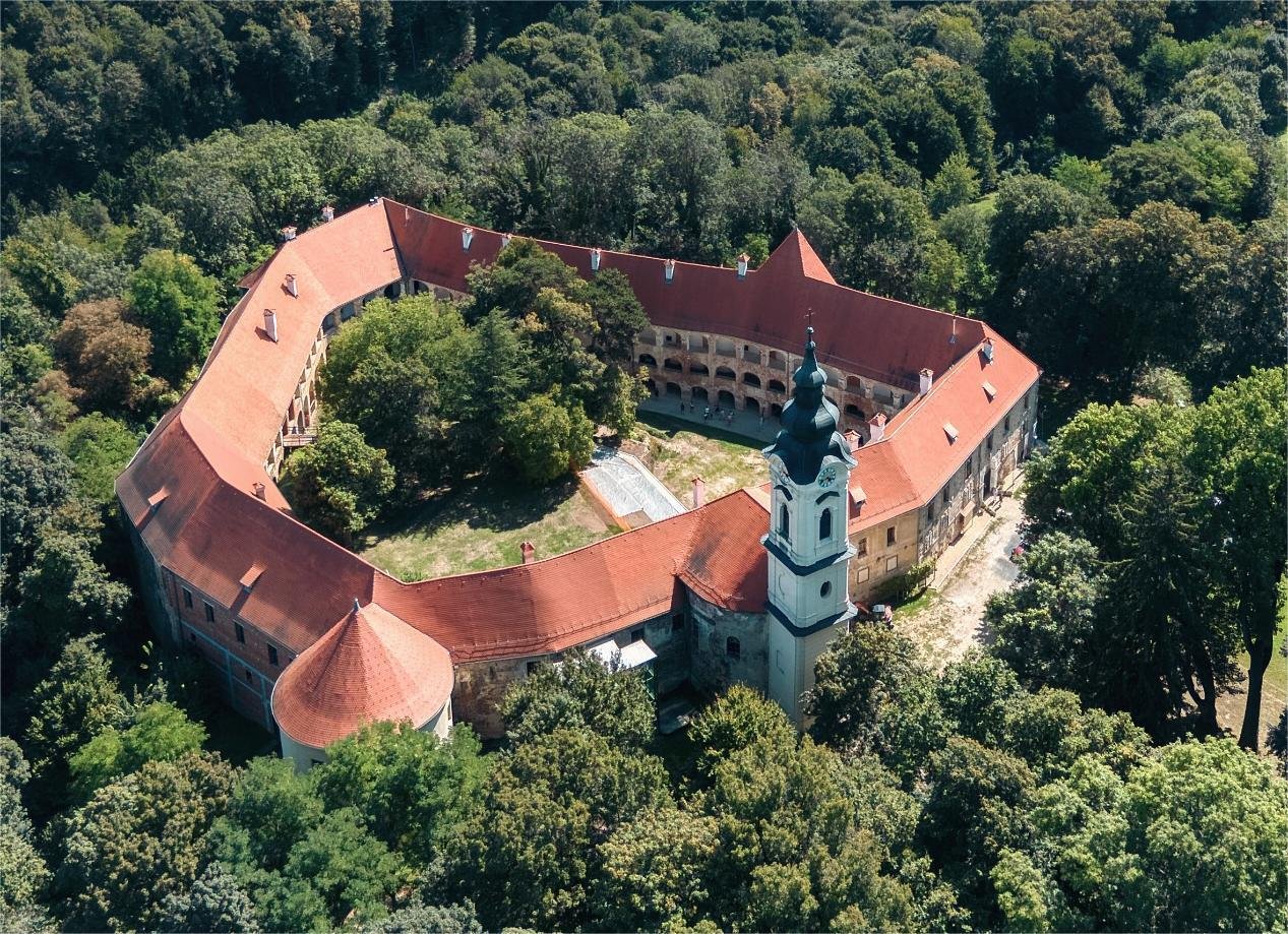 V slovenski grad se je po sedmih letih ponovno naselila žival, ki se je ...