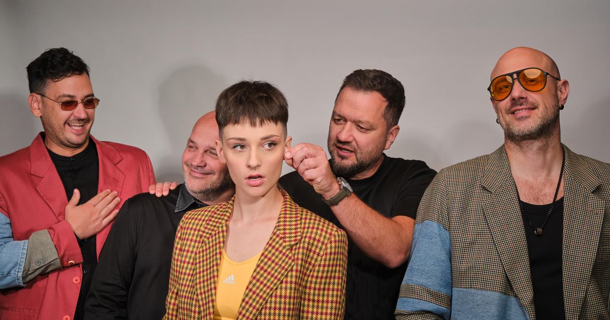 Po dveh letih z novo pevko priljubljena slovenska skupina predstavlja ...