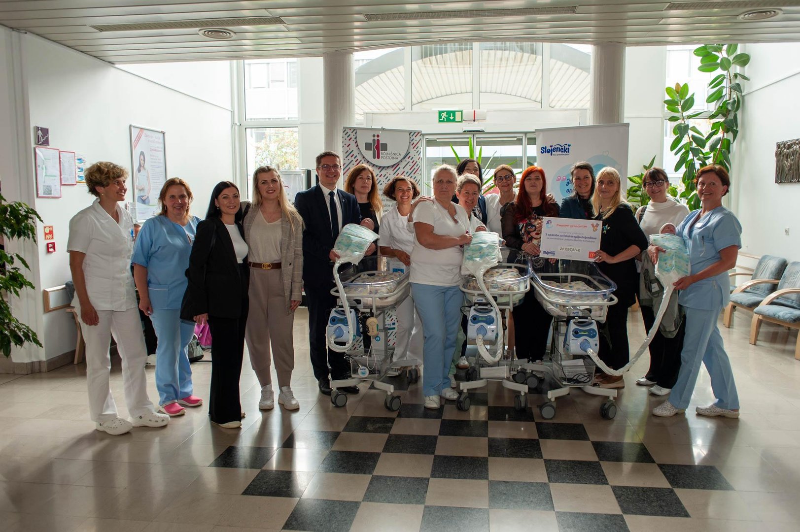 McDonald's presenetil s prav posebnim darilom: dobile so ga 3 največje slovenske porodnišnice ...