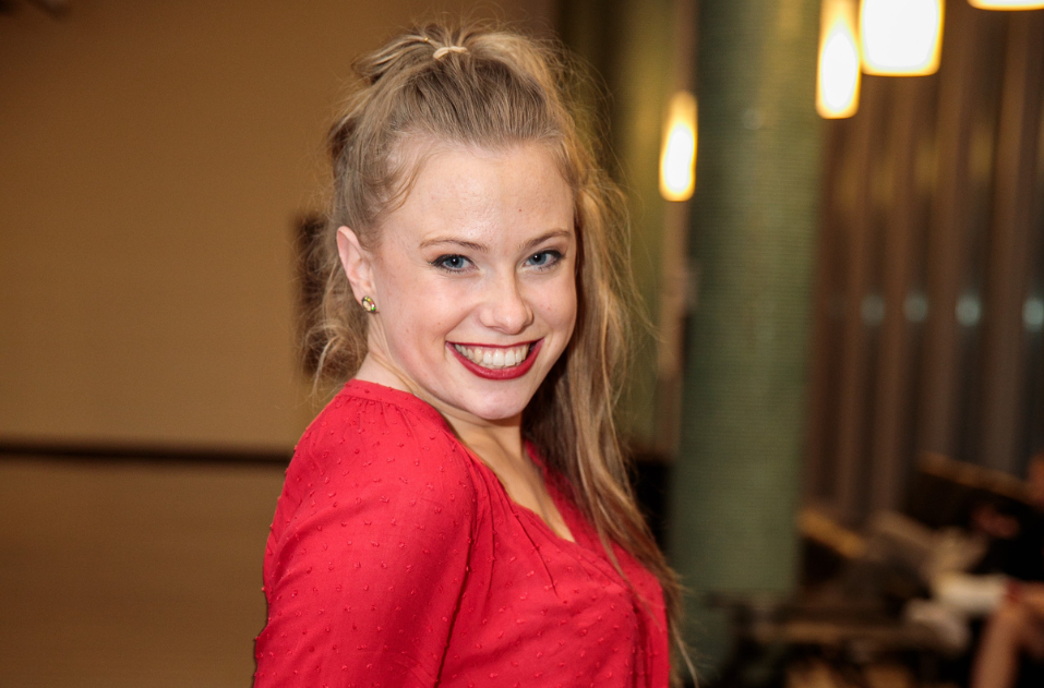 Mlada slovenska pevka, ki s toplino osvaja poslušalce, zdaj odpira še ...