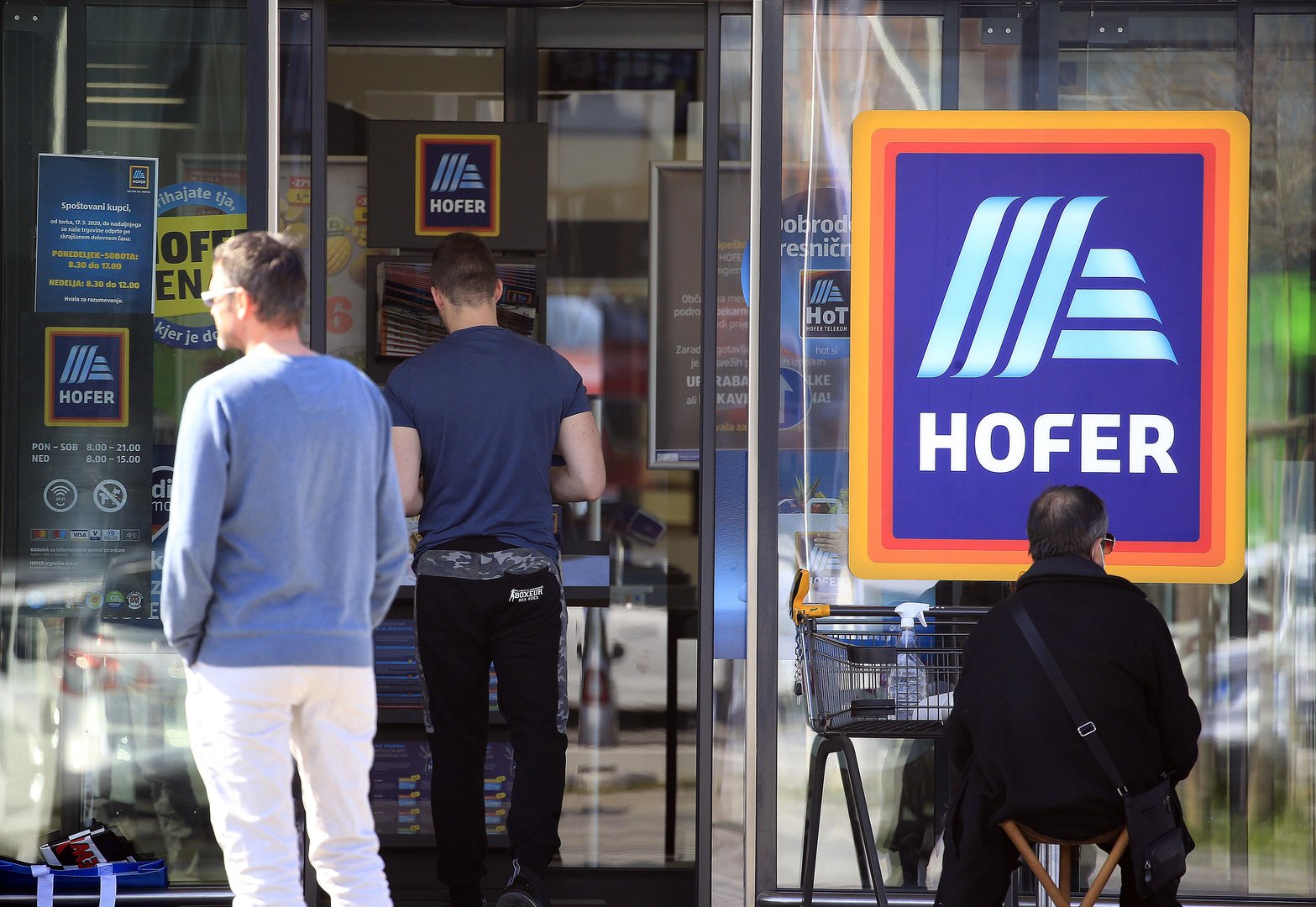 Hofer zvišal plače vsem! Razkrito, koliko dobi prodajalec, nekaj pa še ...