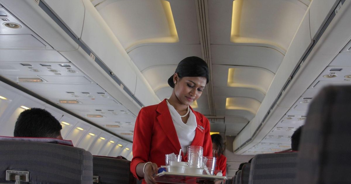 To se zgodi, če se na letalu predajate užitkom (stevardesa brutalno ...