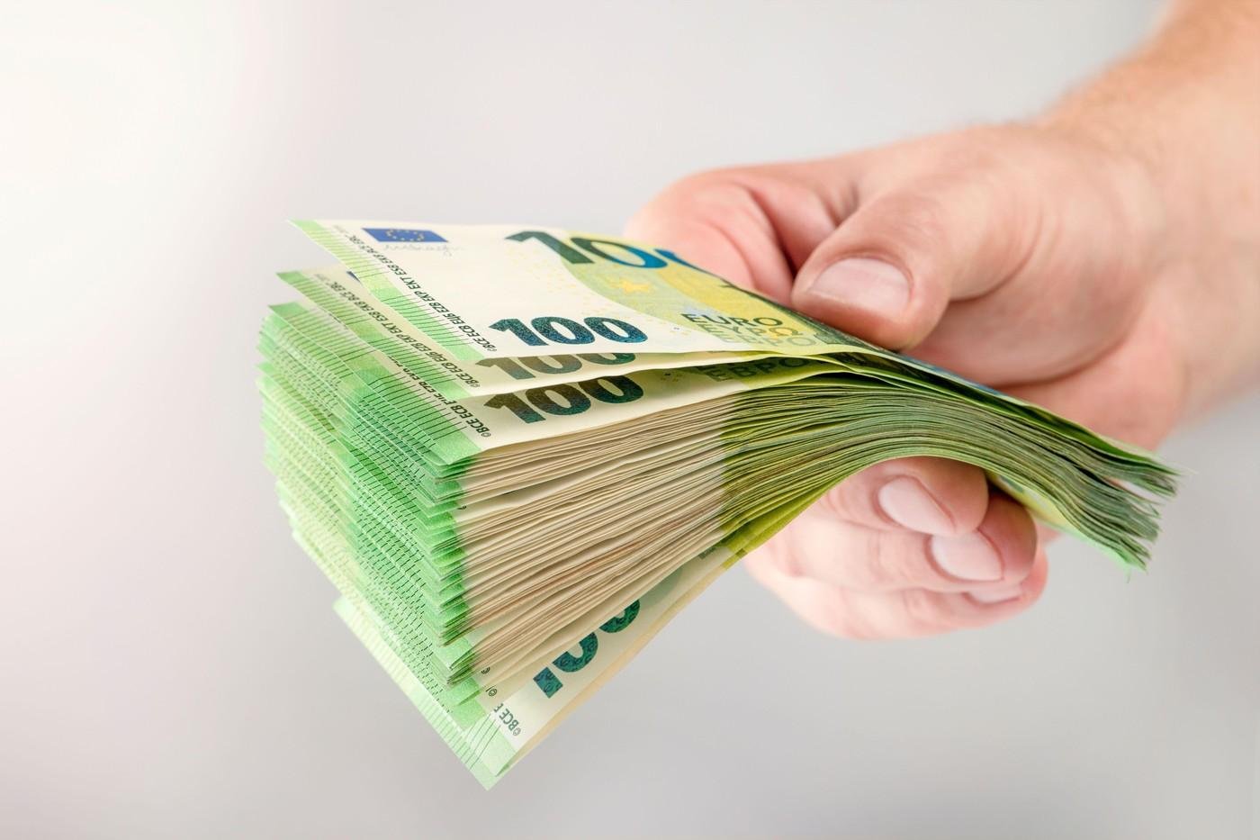 S svojega bančnega računa je hotel dvigniti 8000 evrov, a doživel je ...
